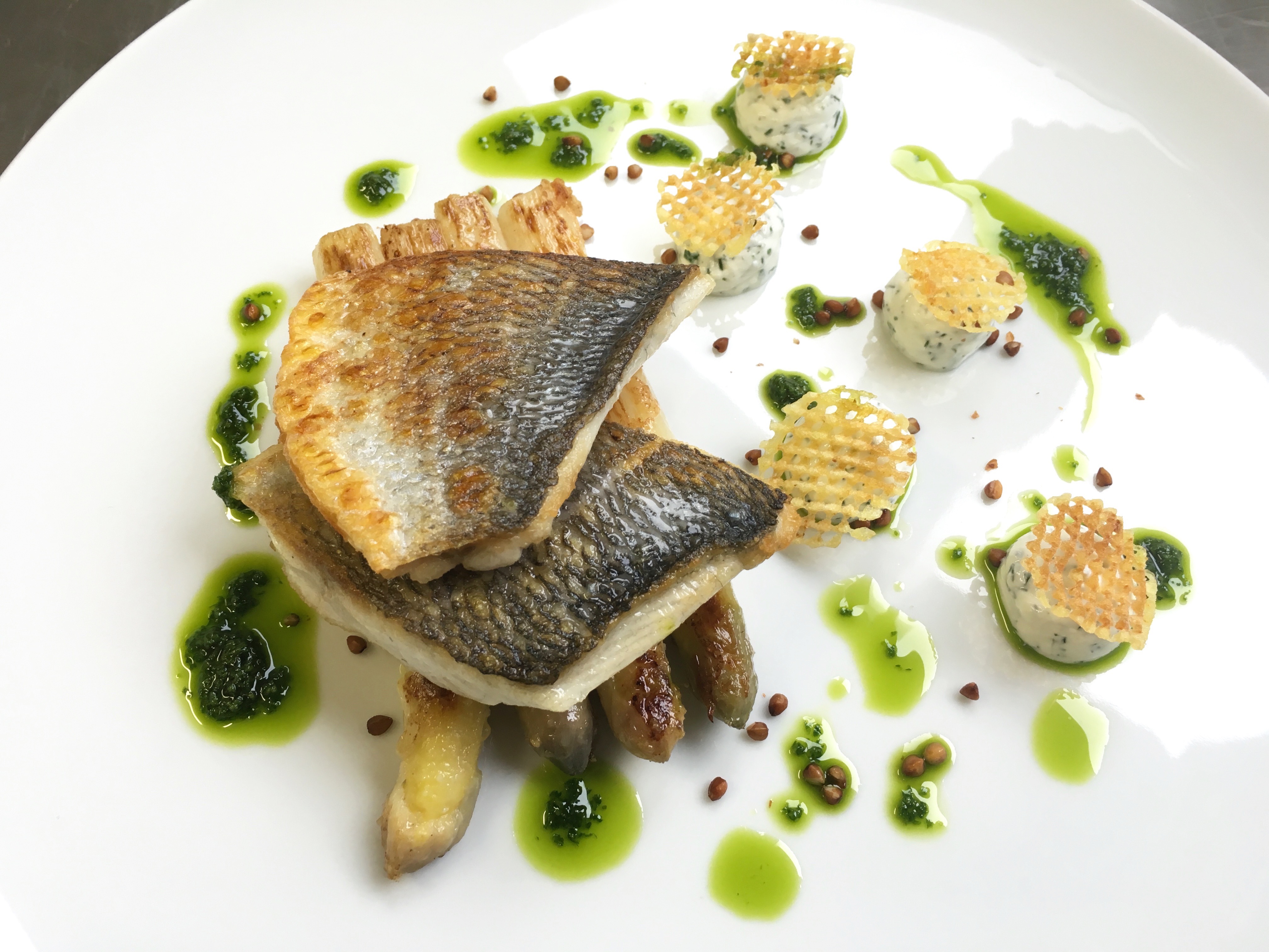 Le Filet de daurade royale, Asperges blanches meunières, fromage frais ...